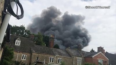 Witney fire: Smoke visible over town - BBC News