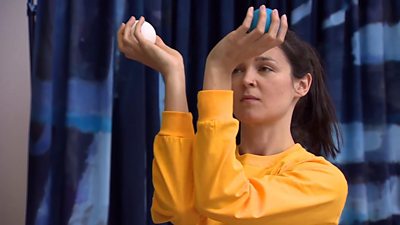 Maria Malone performing Frances Disley's artwork #Ballcourt - BBC News