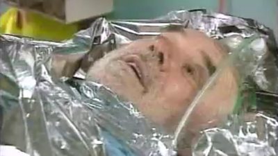 Sailor Tony Bullimore rescued from his capsized boat - BBC News