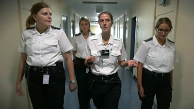 The prison job attracting graduates - BBC News