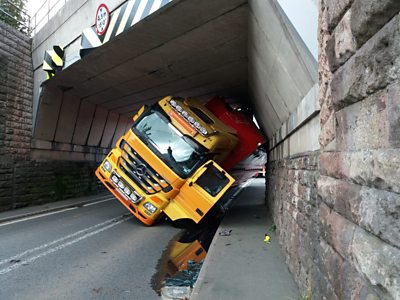 Lorry hits Castle Cary railway bridge and destroys wall - BBC News