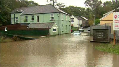 Footage shows level of Cardiff flash flooding - BBC News