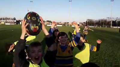 Ireland rugby: Kids recreate winning try over New Zealand - BBC Newsround