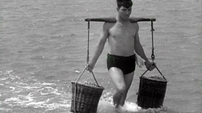 BBC Archive 1948: Cockle collecting at Leigh-on-Sea - BBC