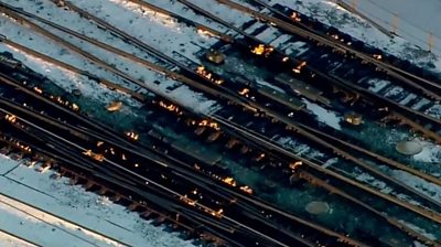Fire melts ice on Chicago train tracks - BBC News