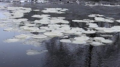 Pancake ice forms on cold river Swale in Richmond - BBC News