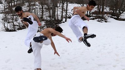 Iraq's karate kids practise in the snow - BBC News