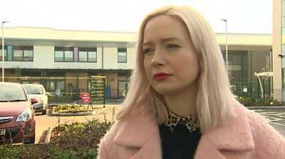 Cyngor 'methu bodloni' galw am addysg Gymraeg - BBC Cymru Fyw