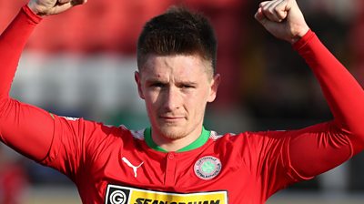 Curran strikes late as Reds beat Glentoran - BBC Sport