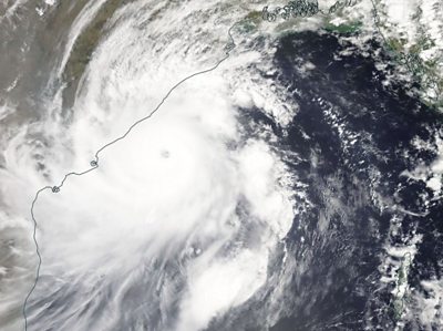 Cyclone Fani lashes India's eastern coast - BBC News