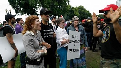 Protesters face-off at Portland rally - BBC News