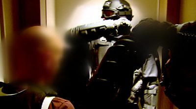 Police raid London flat in drugs operation - BBC News