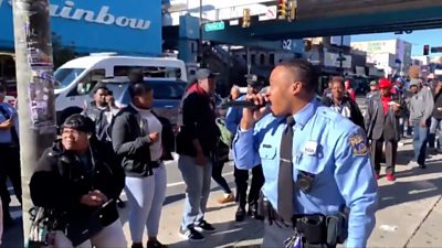 Philadelphia police hold karaoke community events - BBC News