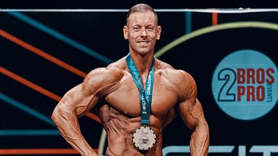 Bodybuilder with three kidneys wins Euro title - BBC News