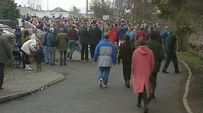 BBC Archive 1996: Massacre in Dunblane school gym - BBC