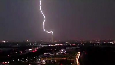 Washington DC lightning strike ⚡ - BBC News