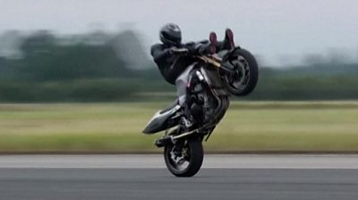 Handlebar wheelie: Stunt rider Jonny Davies breaks world speed record ...