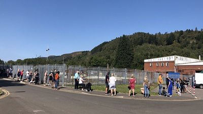 Pobl yn teithio o Loegr am brofion yn Abercynon - BBC Cymru Fyw