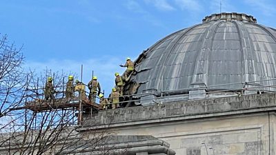 Cimla fire: Three homes damaged after garden blaze spreads - BBC News