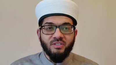 Leeds imam urges Muslims to get vaccine during Ramadan - BBC News
