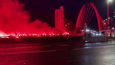 Rangers fans line the Clyde with flares - BBC News