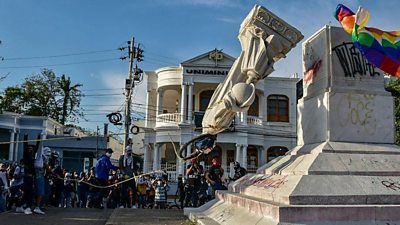 Colombian anti-government protesters topple Columbus statue - BBC News