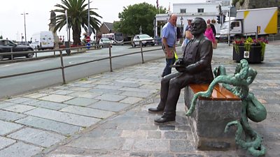 Victor Hugo novel inspires new Guernsey sculpture - BBC News