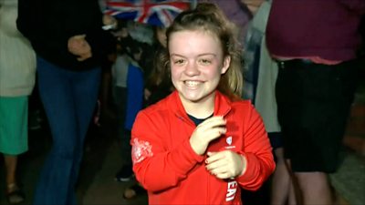 Maisie Summers-Newton: Crowds welcome home Paralympic double gold ...