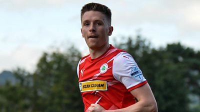 Curran clinches victory for table-topping Reds - BBC Sport