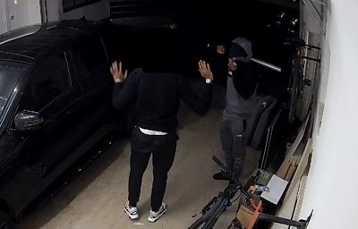 CCTV of Arsenal star Gabriel fending off baseball bat robber - BBC News