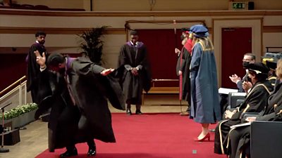 Leicester graduate celebrates with dance at ceremony - BBC News