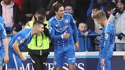 Coleraine 3-0 Linfield: Jamie Glackin seals emphatic win - BBC Sport