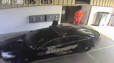 CCTV footage of missing Alabama inmate and guard escaping - BBC News