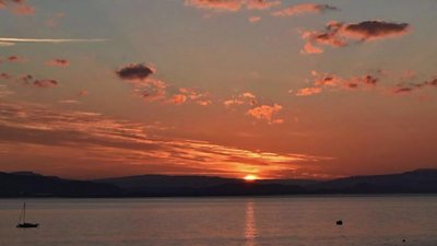 Summer solstice: Sunrise captured across Wales - BBC News