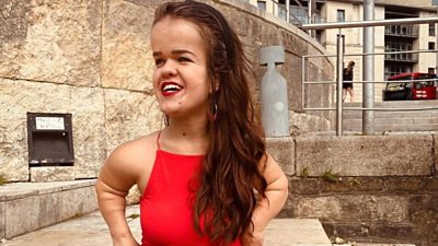 Sharing shopping hacks for those with dwarfism - BBC News