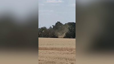 Dust devil: Footage shows whirlwind blowing in Worcestershire - BBC News