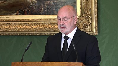 Queen's commitment to NI peace and reconciliation praised - BBC News