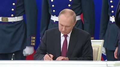 Vladimir Putin signs annexation documents - BBC News