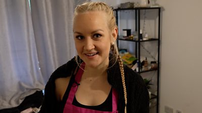 TikTok influencer cleans people's homes for free - BBC News