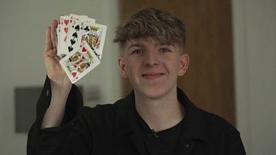 Magician Dan Rhodes shows Jenny his crazy new card trick! - BBC Newsround