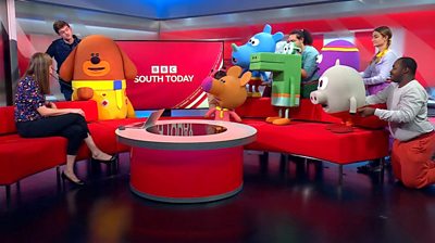 Hey Duggee Live cast take over BBC South studios - BBC News