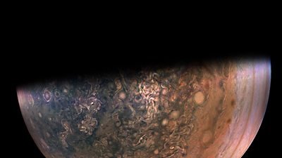 Fly over Jupiter with Nasa's Juno spacecraft - BBC News