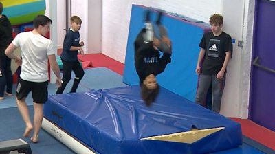 Sports clubs in West lose in members due to rising living costs - BBC News