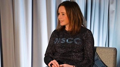 Lois Gwenllian o BBC Cymru Fyw yn holi Lisa Gwilym am ei chariad at ...
