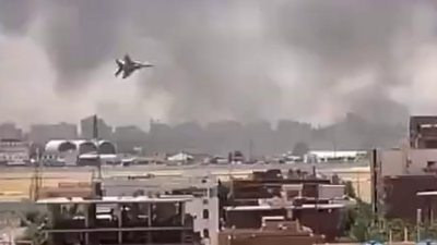 Fighter jet flies low over civilian buildings in Khartoum - BBC News