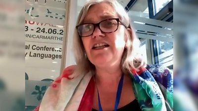 Rhydian Jenkins yn canu Penblwydd Hapus i Charlo! - BBC Cymru Fyw