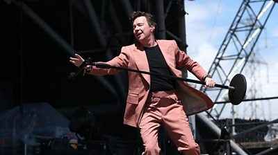 Watch: Rick Astley performs on Glastonbury's Pyramid Stage - BBC News
