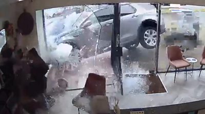 Moment car crashes into Sheffield hair salon - BBC News