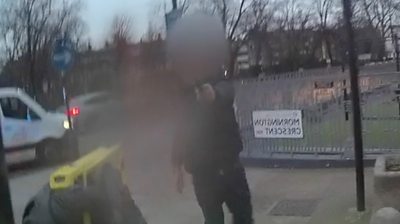 Met Police officer wins bravery award after disarming suspect - BBC News