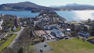 Fianais ga togail am Port Rìgh - Naidheachdan a' BhBC